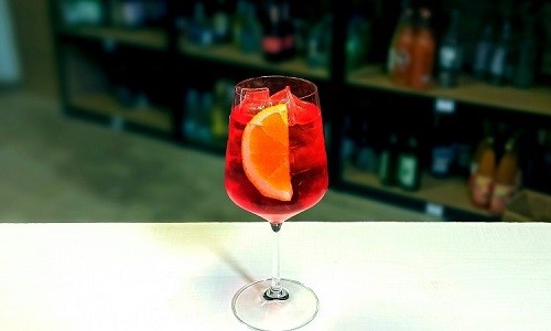 Crodino Spritz recept | Plnásklenice.cz